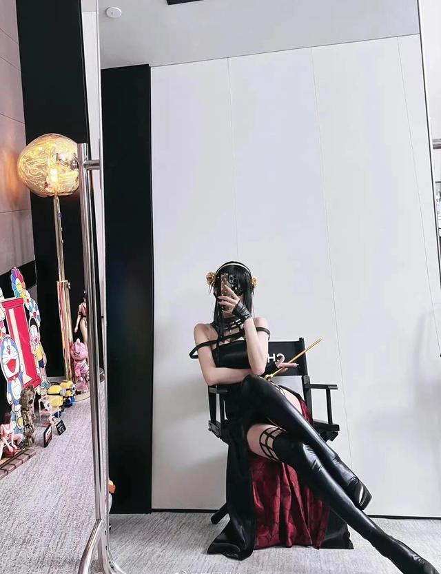 腐团儿晒机车皮裤穿搭！皮肤白嫩下巴尖尖，脚踩恨天高很辛苦|上官婉儿_新浪新闻