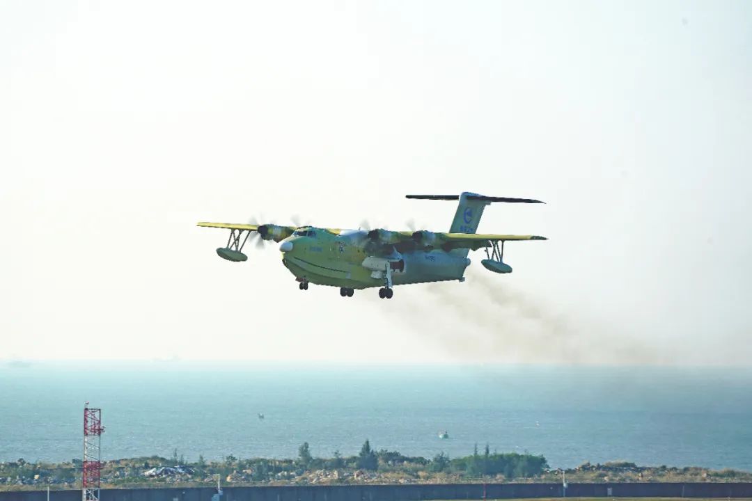 首飞成功！AG600M×3__财经头条