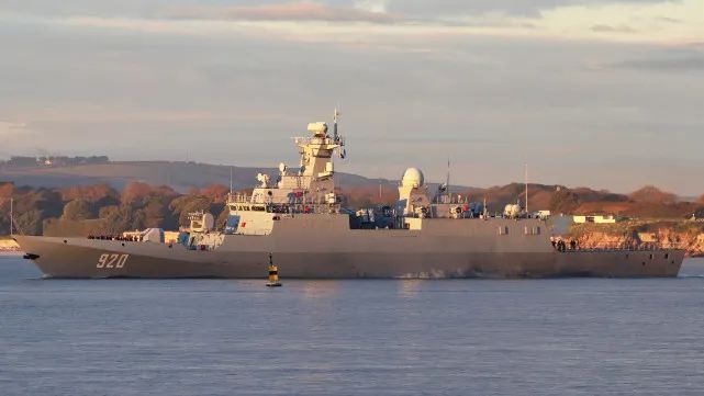 中国造战舰再次访英！抵达皇家海军基地，外形酷似054型护卫舰|阿尔及利亚|护卫舰|战舰_新浪新闻