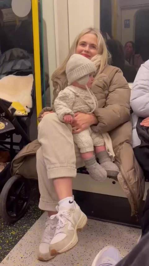 英国模特Laura Coleman和她的天使宝宝……|英国_新浪新闻