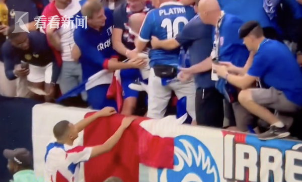 姆巴佩踢球热身不慎击中球迷脸部 忙跨护栏道歉_手机新浪网