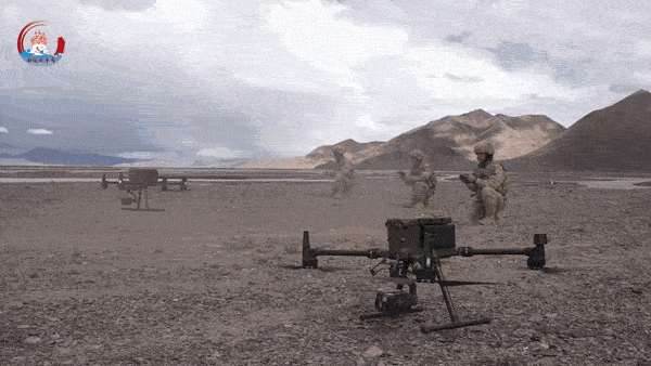 蜂群无人机上场，无人战车开火，解放军高科技完全颠覆山地战争