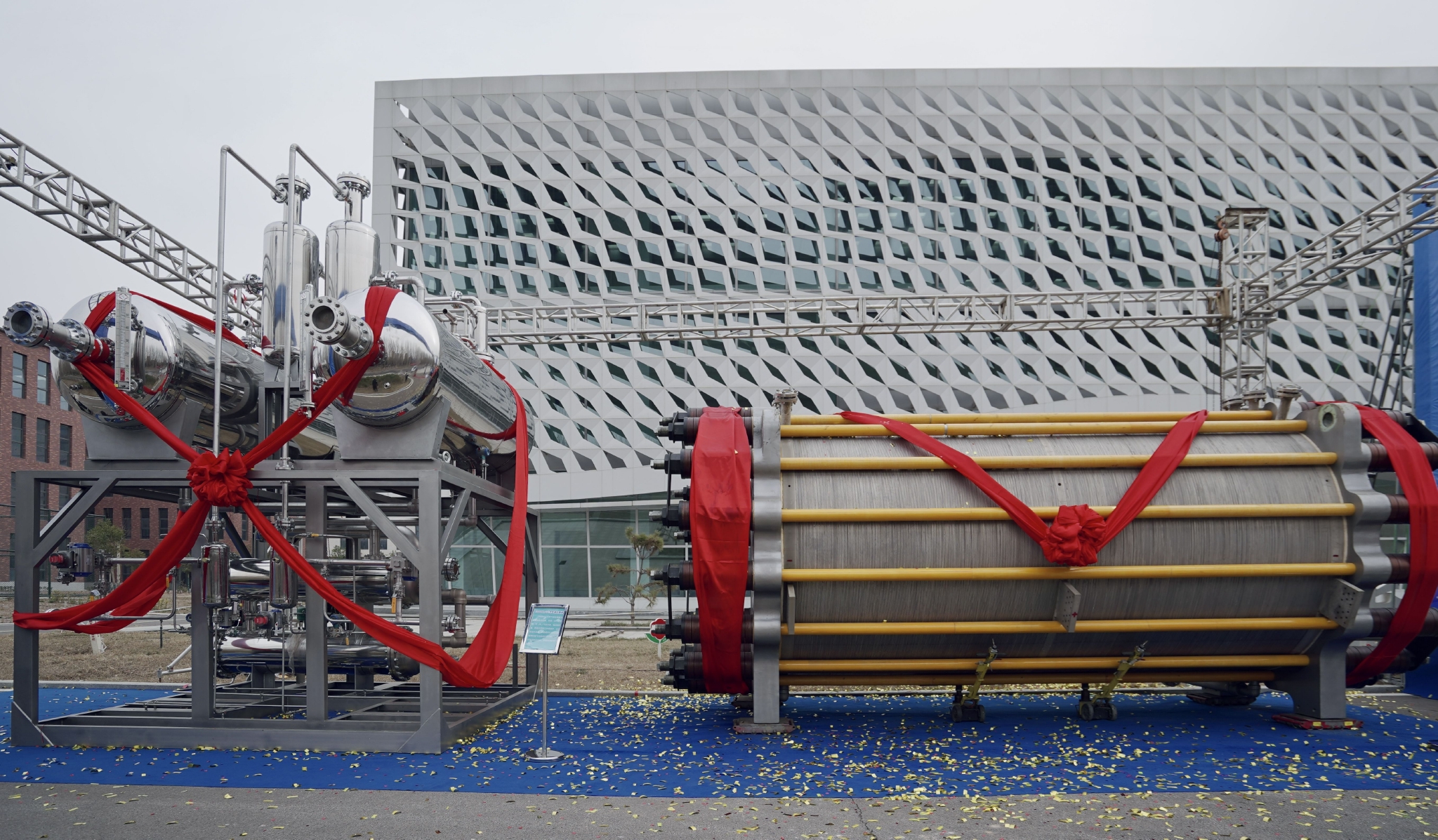 全球首台套单体产氢量2000Nm³/h水电解制氢装备成功下线_手机新浪网