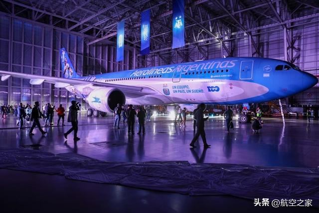 全球最受瞩目的航班！梅西率领阿根廷队乘坐空客A330彩绘机回国|阿根廷|莱昂内尔·梅西|卡塔尔_新浪新闻