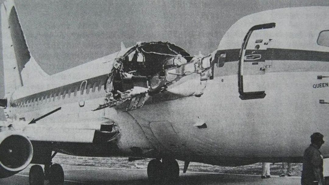 航班出事！飞机上半身没了！空姐被吹飞！__财经头条