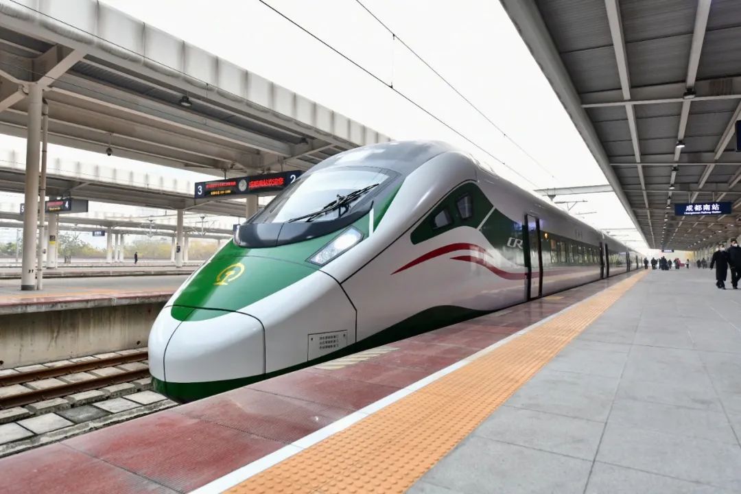绿巨人变装了~新型CR200J型复兴号动车组上线|动车组_新浪新闻