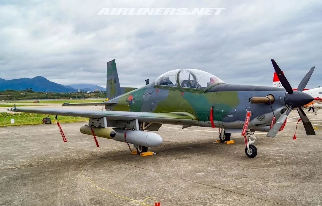 韩国坠毁一架KA-1攻击机，想拦截入侵的朝鲜无人机却没拦住__财经头条