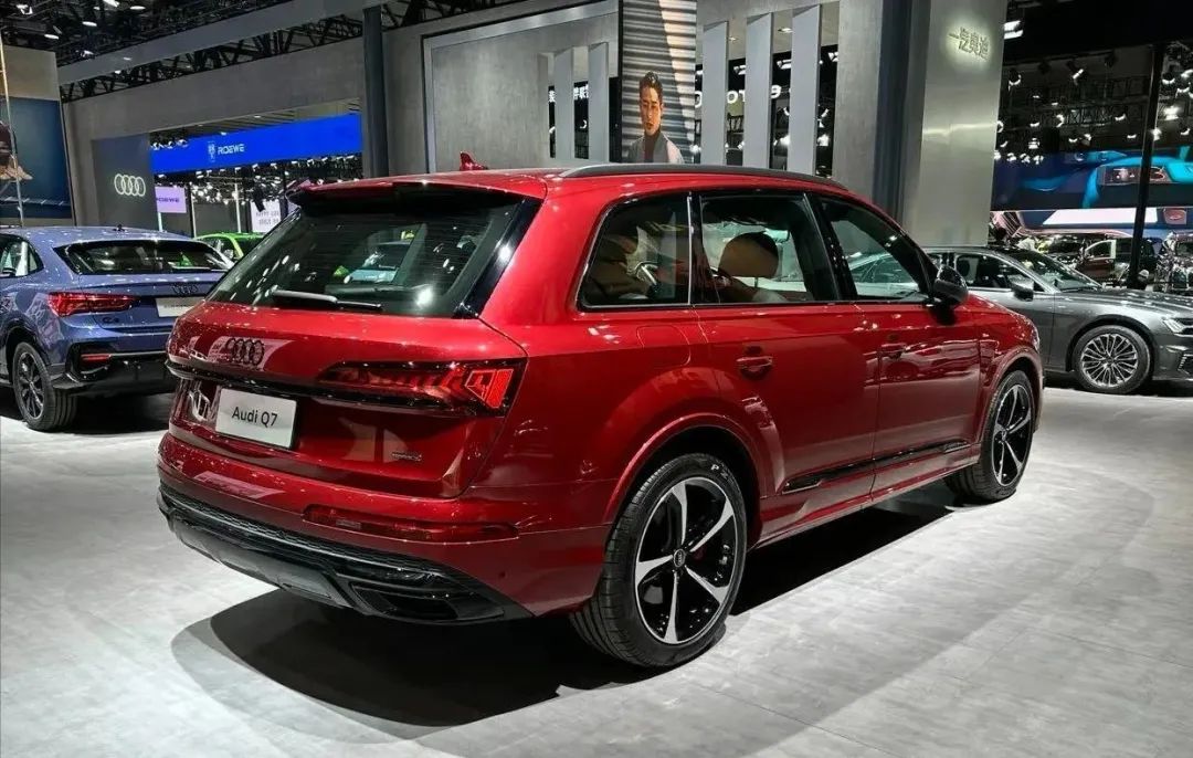售63.28万元起，2023款奥迪Q7亮相广州车展，选它还是宝马X5？-新浪汽车