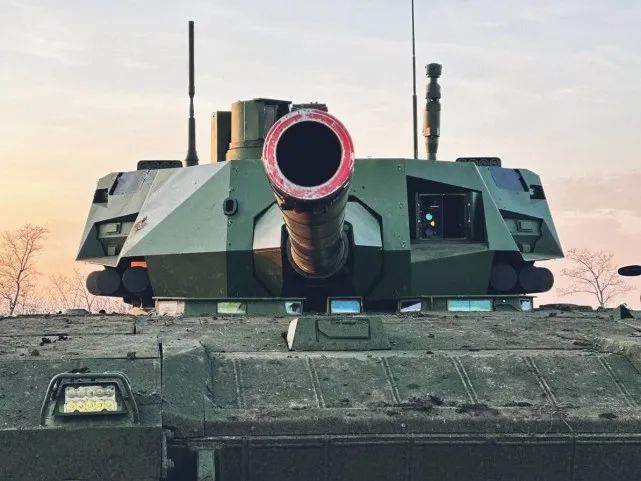 俄军T14主战坦克集结，或将入乌参战！第四代坦克首秀令人期待