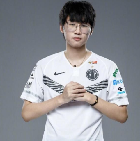 Ning已在基地开启直播，透露战队训练赛前15分钟很猛！|ning|弹幕_新浪新闻