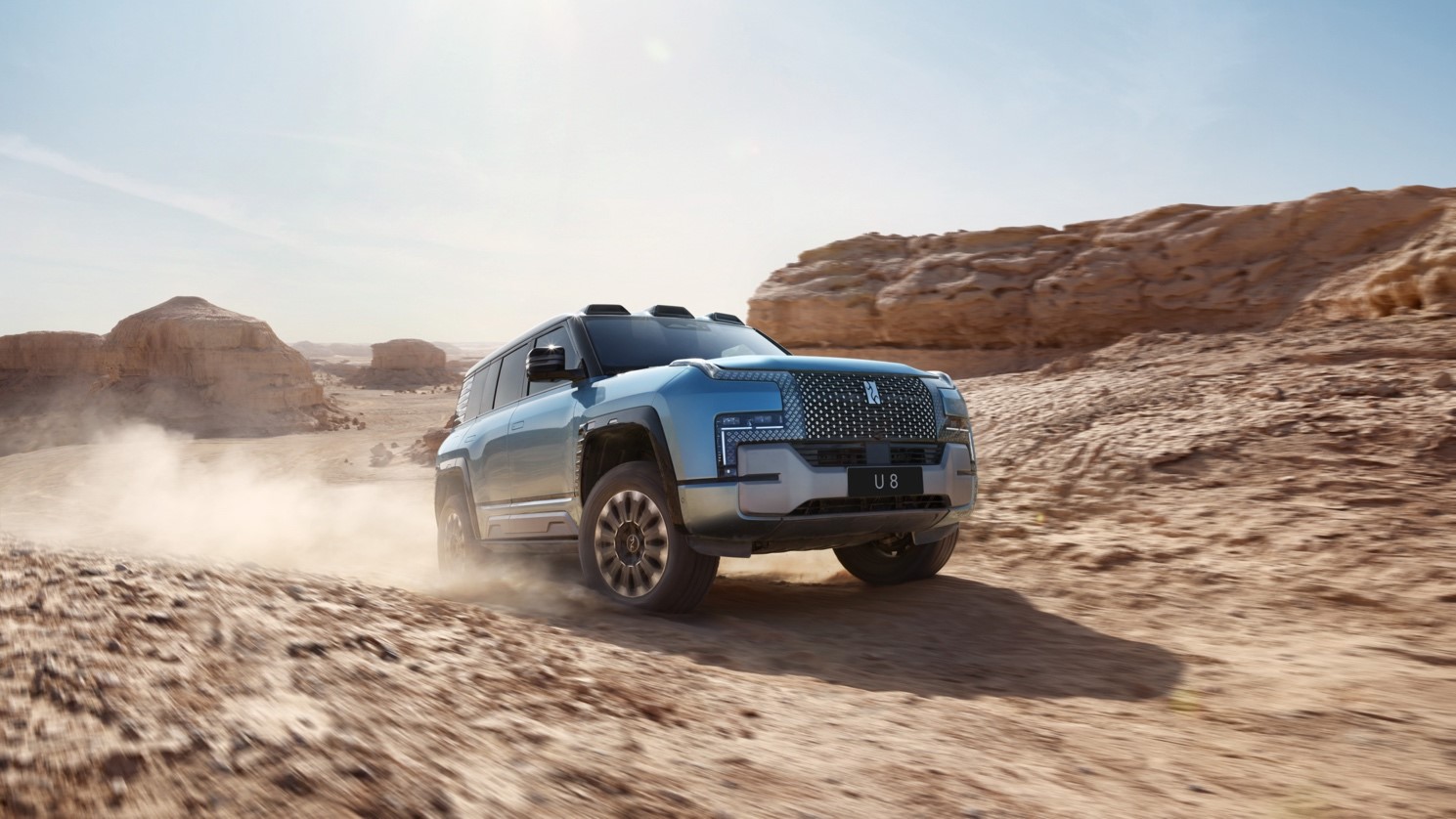 比亚迪全新高端品牌“仰望”正式发布，百万级越野与超跑组合亮相__财经头条