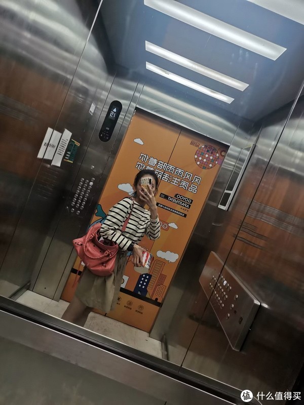 一些电梯里的优衣库对镜穿搭自拍，挡脸是必不可少的|优衣库|电梯|灯光_新浪新闻