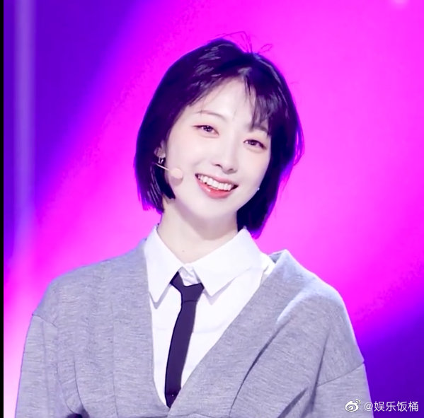 RIINA楼宇之间盛开的玫瑰直拍，不允许有人没看过这个直拍……|玫瑰|直拍_新浪新闻