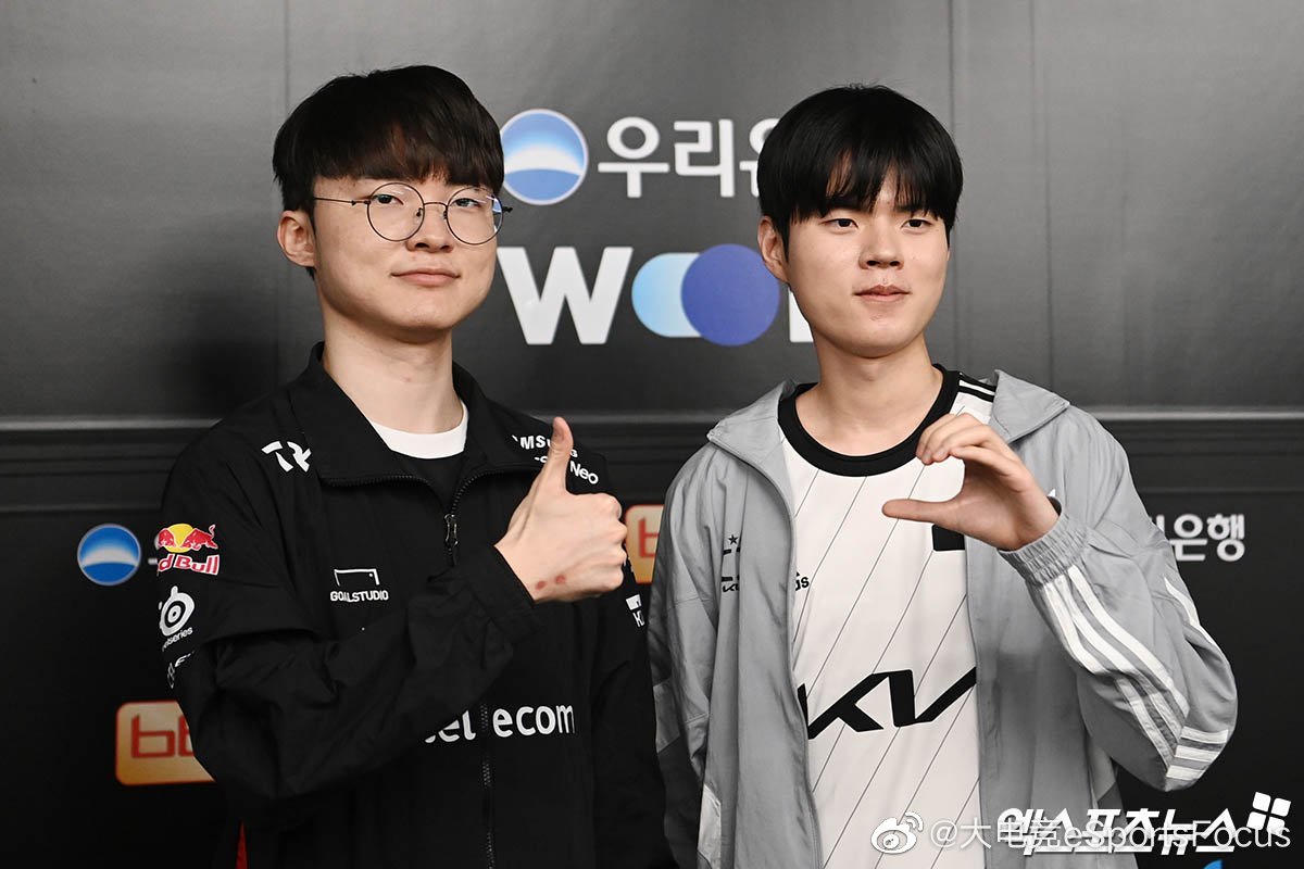 Faker选手与Deft选手赛后拍摄了纪念照