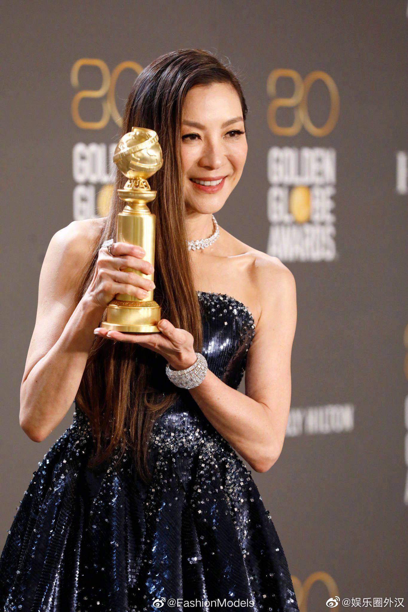 杨紫琼这事业发展的真的很不错，今日获得金球奖音乐喜剧类影后……