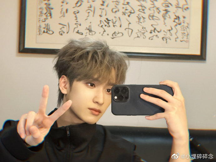 严浩翔新发色对镜自拍真的好帅啊 一些熟悉对镜比 🏻……|严浩翔|自拍|浩翔_新浪新闻