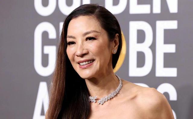 杨紫琼亮相金球奖，60岁肌肉明显皱纹横生，漏斗造型头重脚轻