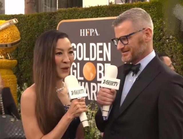 杨紫琼亮相金球奖，60岁肌肉明显皱纹横生，漏斗造型头重脚轻