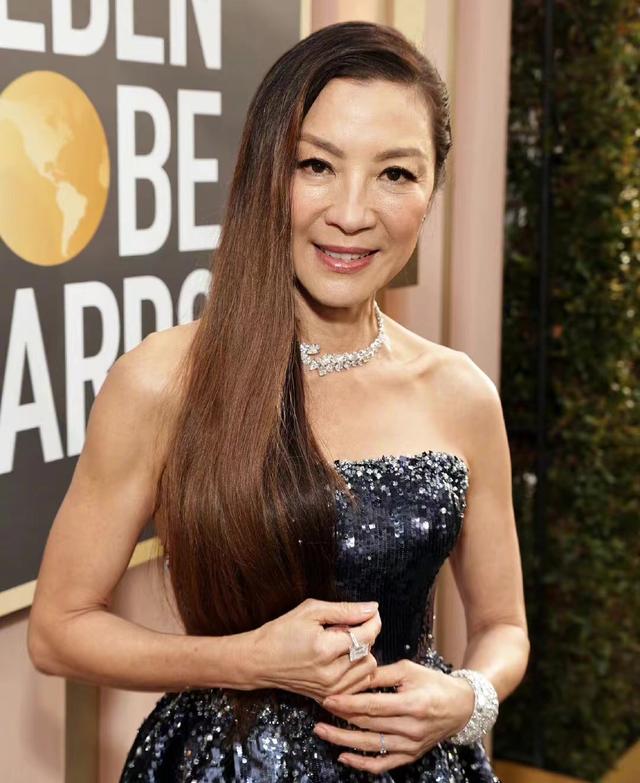 杨紫琼亮相金球奖，60岁肌肉明显皱纹横生，漏斗造型头重脚轻