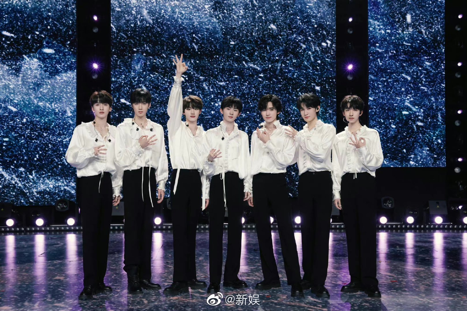 恭喜时代少年团获得2022全球华语音乐流行榜“年度最佳团体”……