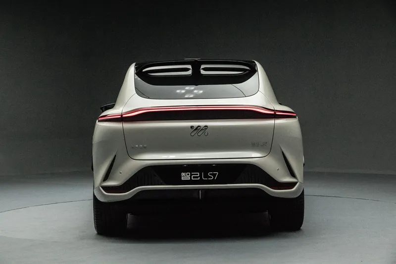 大五座SUV，半幅方向盘，零重力座椅！智己LS7真能躺着卷？-新浪汽车