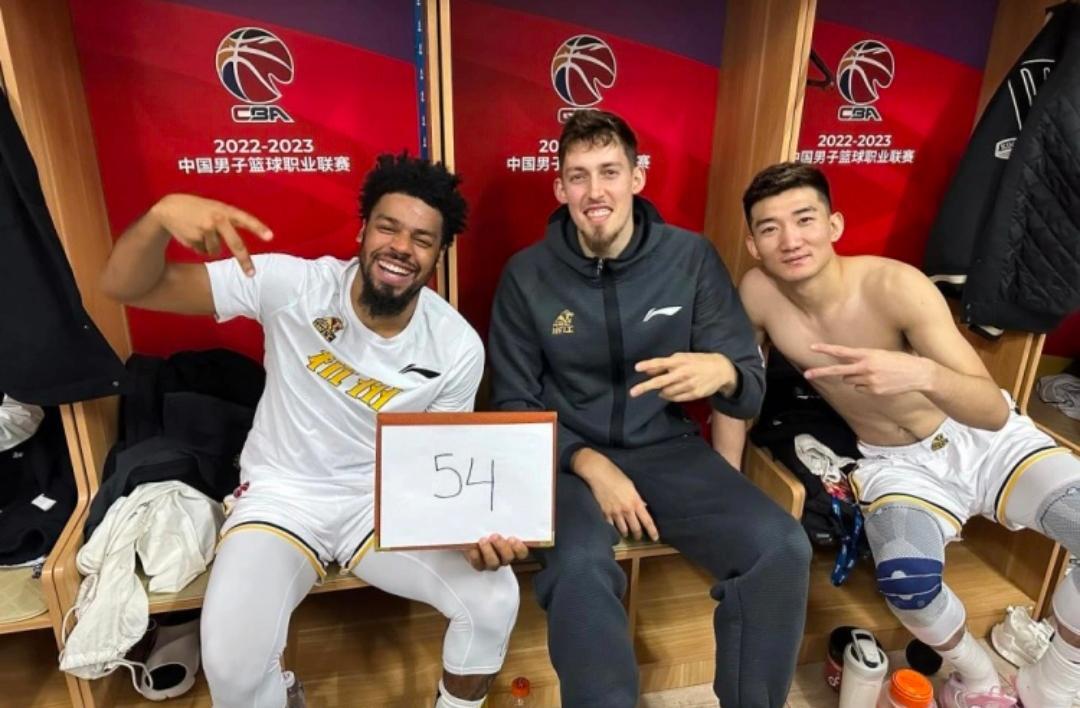 CBA快讯：新疆强援仍未复出！广厦超外正式归队，联盟恢复主客场