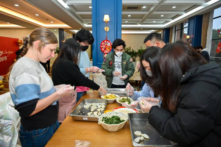 包饺子、写春联、吃年夜饭……40名外籍留校师生感受浓浓年味