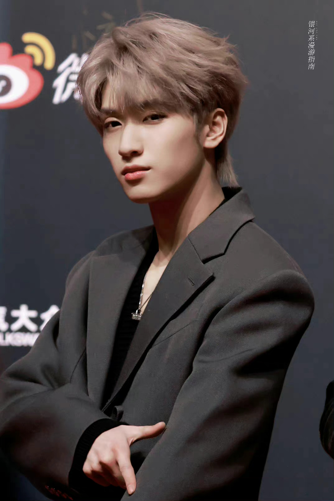 严浩翔微博音乐盛典白金发色造型帅到不行……|严浩翔|发色|白金_新浪新闻