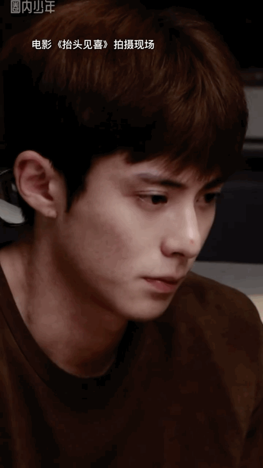 王鹤棣《抬头见喜》拍摄花絮🈶，开拍后一秒变脸……