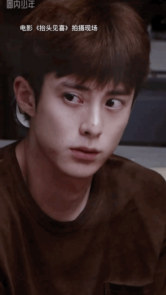 王鹤棣《抬头见喜》拍摄花絮🈶，开拍后一秒变脸……|抬头见喜|郭仔|拍摄_新浪新闻