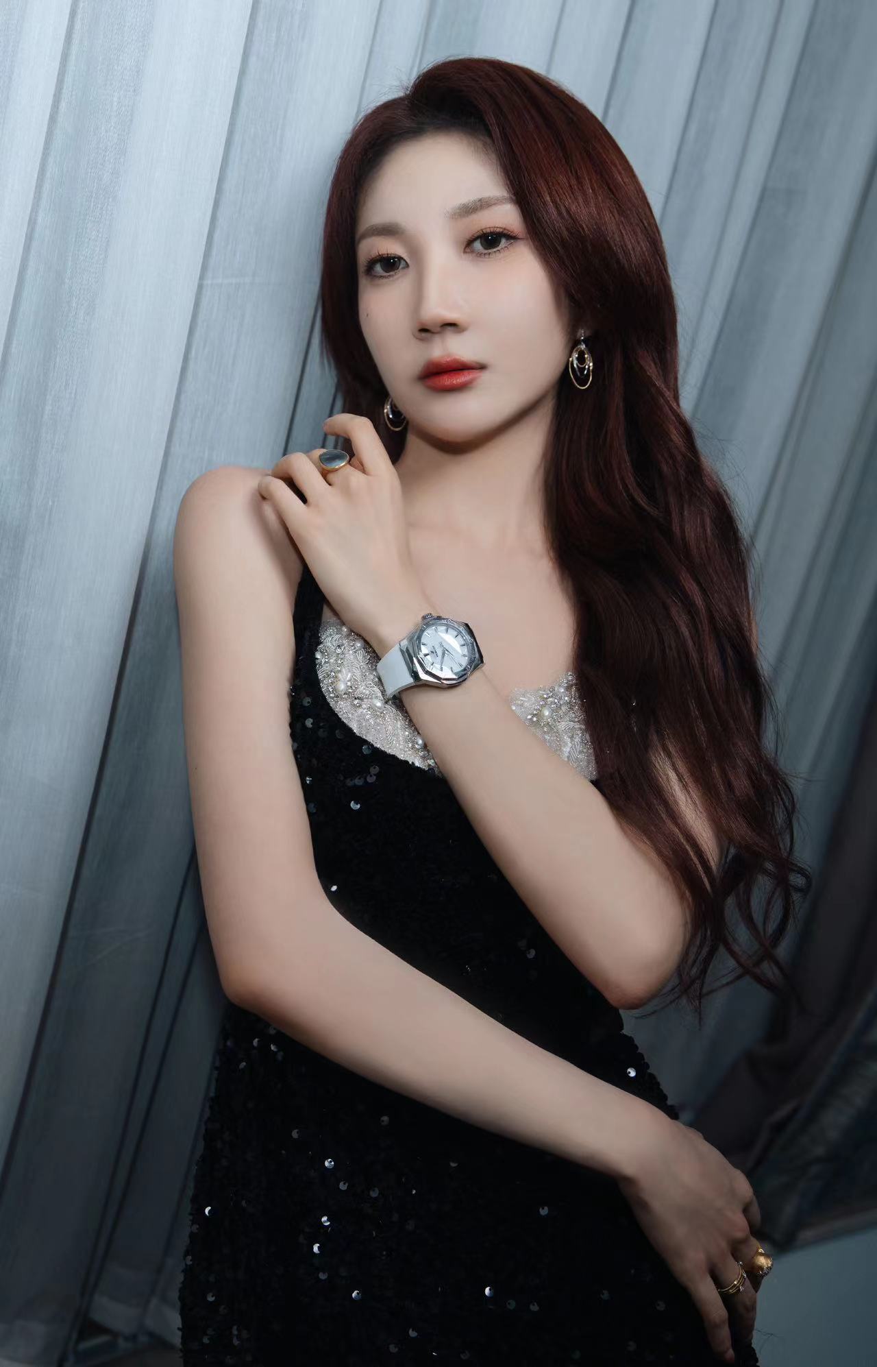 恭喜@NINEONE赵馨玥 乃万获得微博年度盛典年度突破歌手……