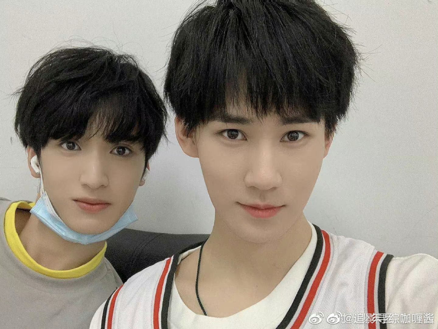 张真源严浩翔小时候合照🈶，幼崽时期的两个弟弟也太可爱了！