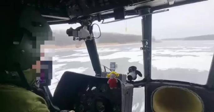 乌军一架米-8使用非制导S-8KOM火箭弹攻击敌人阵地|米-8|火箭弹_新浪新闻