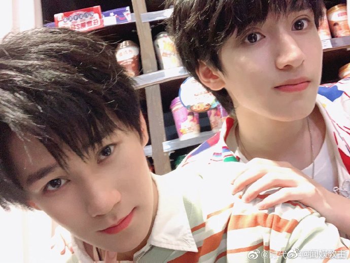 张真源严浩翔小时候合照 刷到一张幼崽时期的张真源严浩翔的合影……