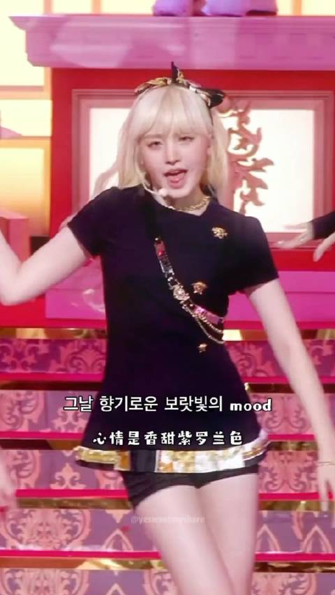 谁懂 liz出道即巅峰啊，刚出道金发梨涡真的好漂亮……_新浪新闻