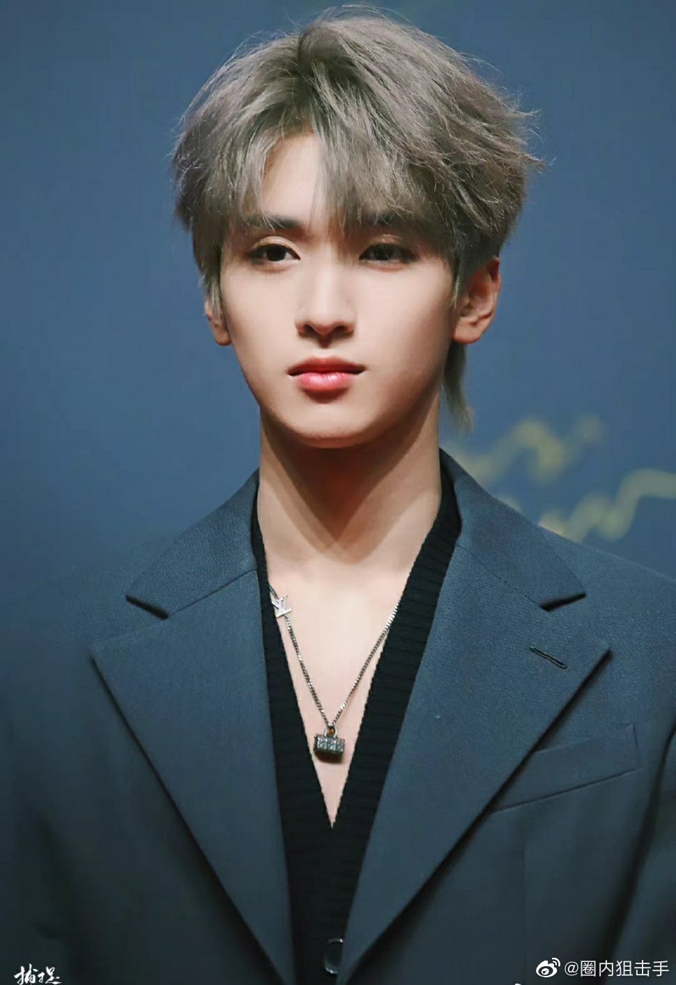 来看严浩翔的发色尝试，爱豆就是要染发呀，真的很好看……