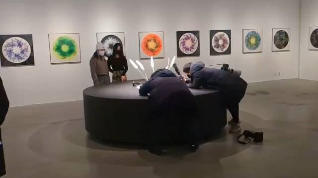 来自艺术家Patrick Tresset的机器人，看不懂，但是真的很有深度_新浪新闻