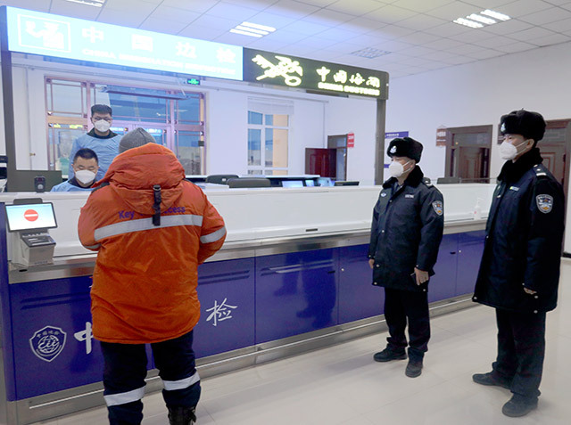 除夕临近阿日哈沙特口岸货运通道迎来首开 边检站全力推进外贸保稳提质__财经头条