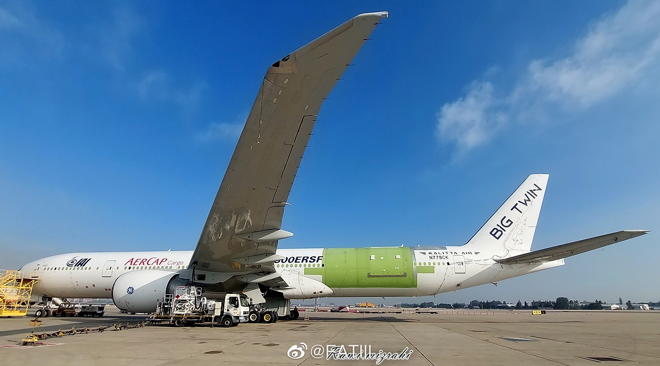 全球首架客改货77W进行地面测试