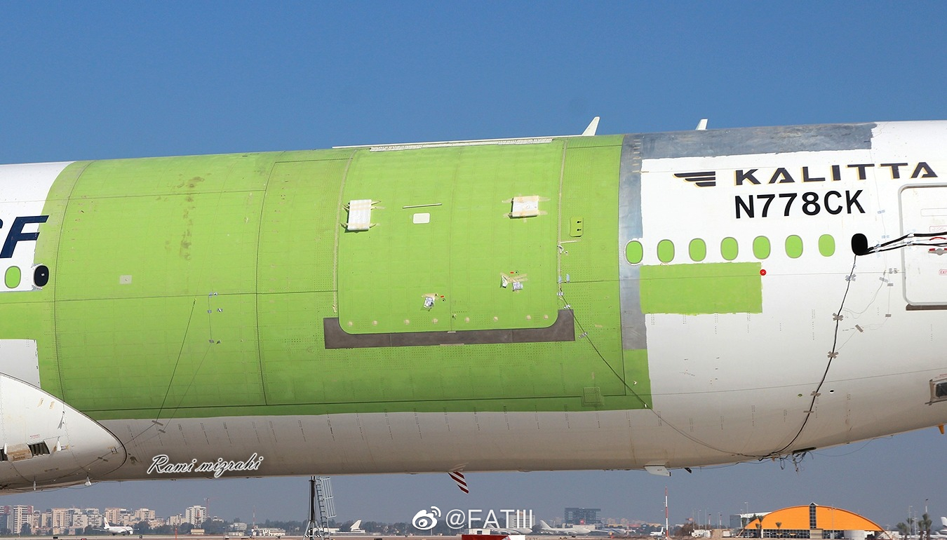 全球首架客改货77W进行地面测试