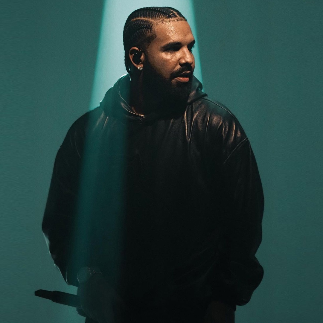 Drake 昨天在纽约阿波罗剧院举行的演出现场照！|纽约_新浪新闻