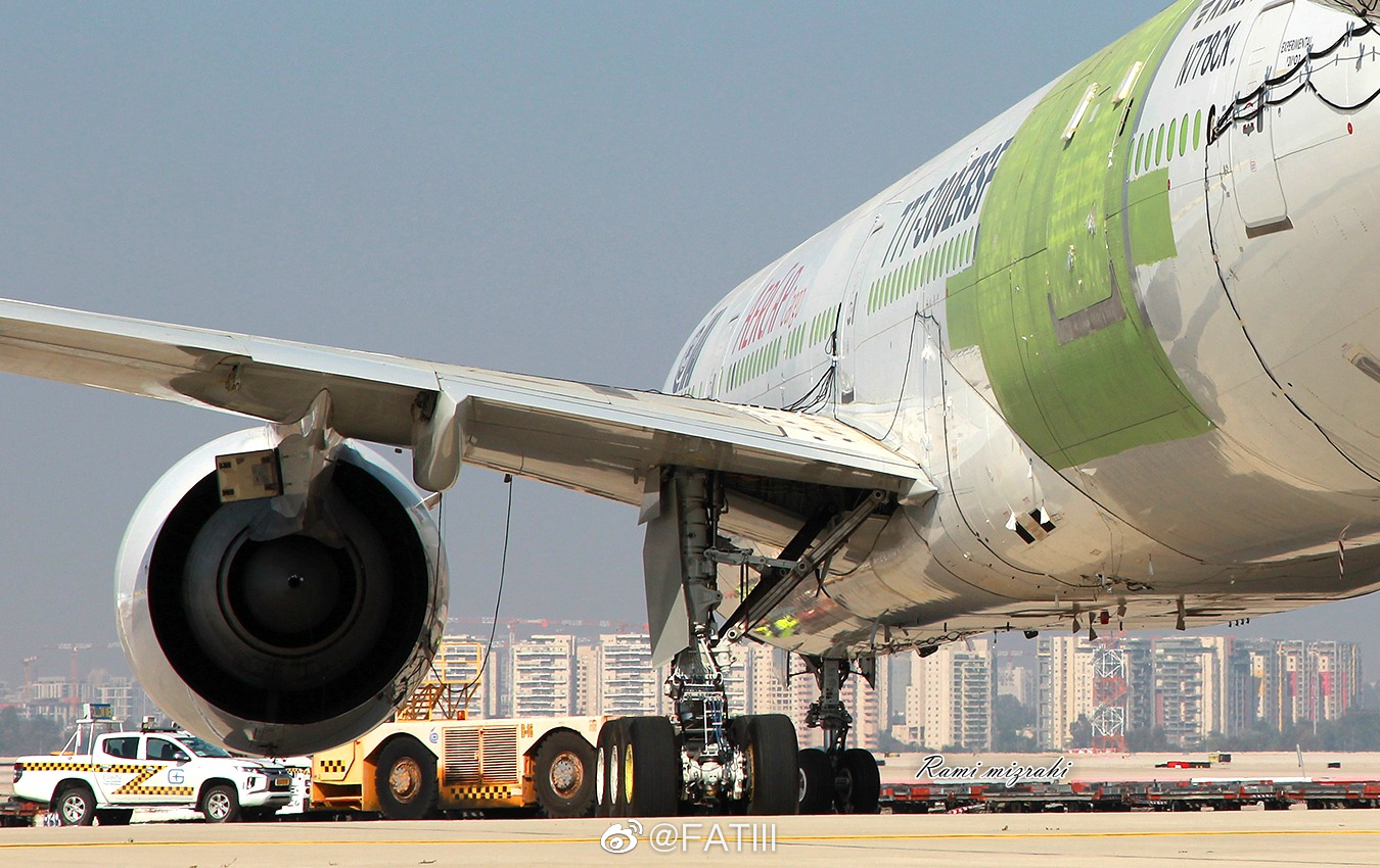 全球首架客改货77W进行地面测试