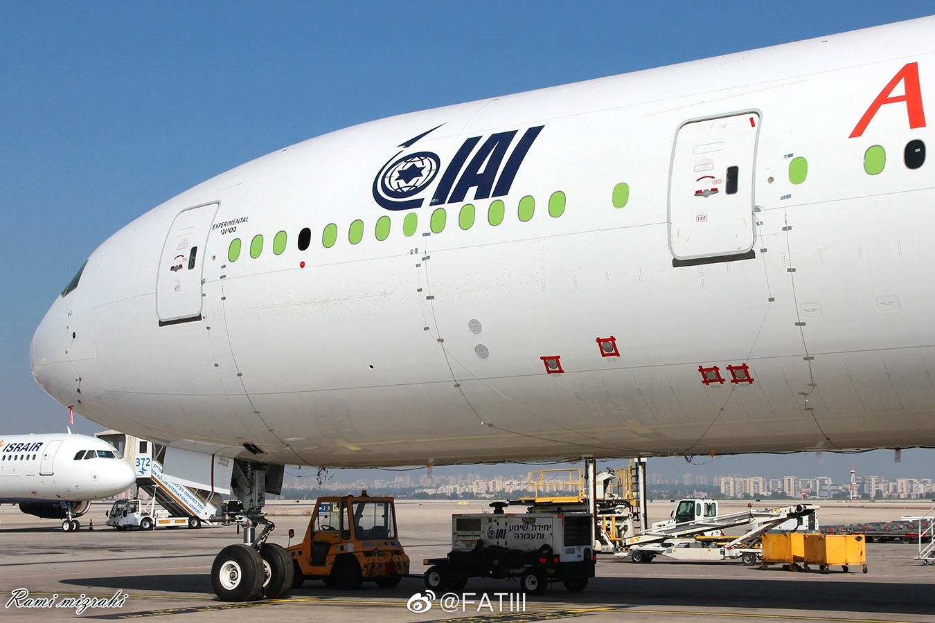 全球首架客改货77W进行地面测试