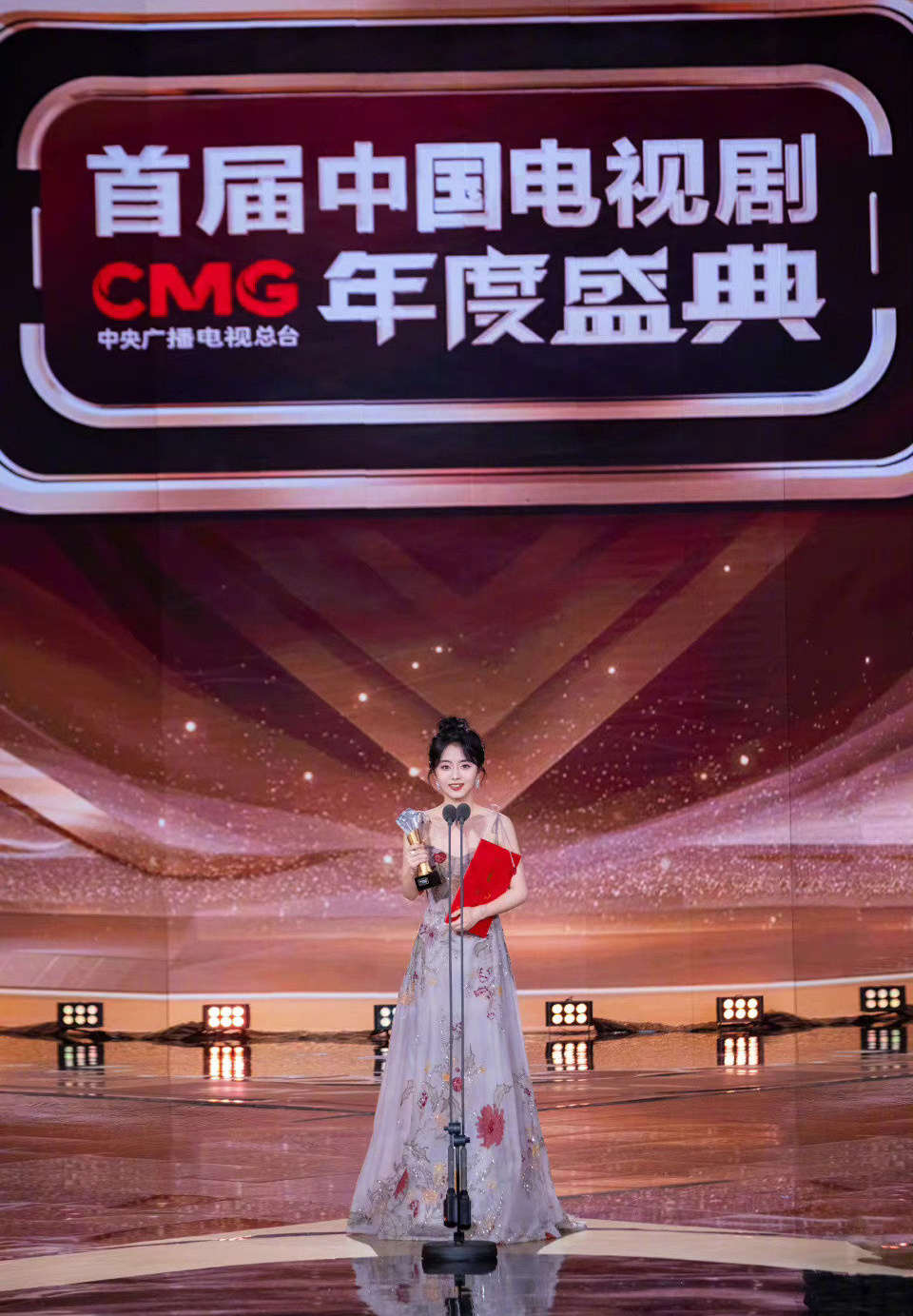 谭松韵在首届中国电视剧年度盛典“年度突破女演员”……|谭松韵|年度盛典|女演员_新浪新闻