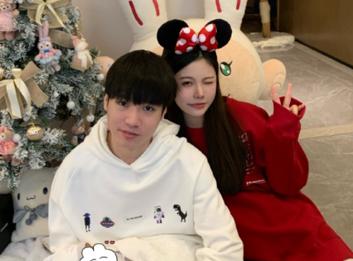 Letme宝宝终于露真容，表情相当的到位！|LetMe_新浪新闻