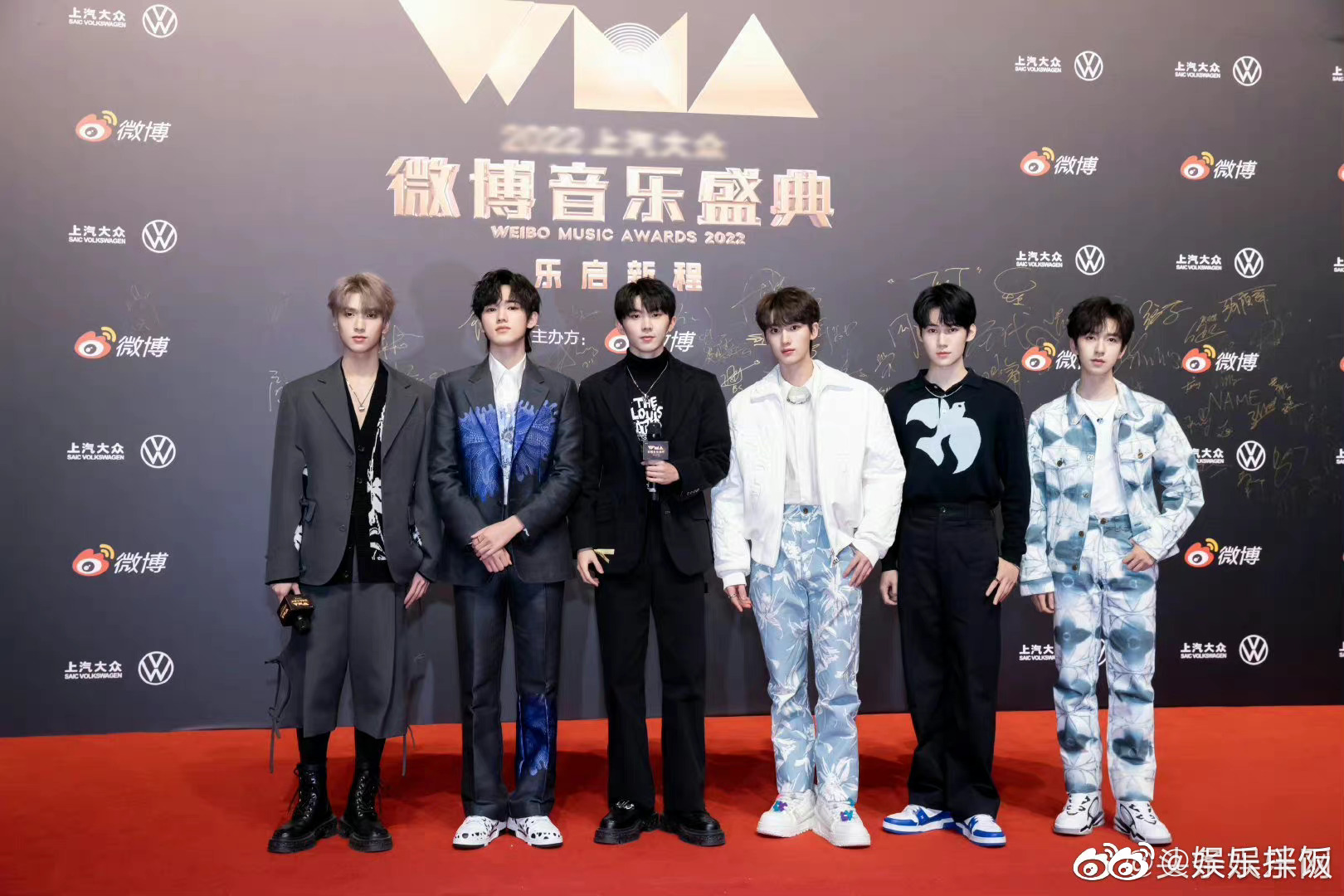 时代少年团最新营业照，拍立得质感，道具非常可爱呀！|时代少年团_新浪新闻