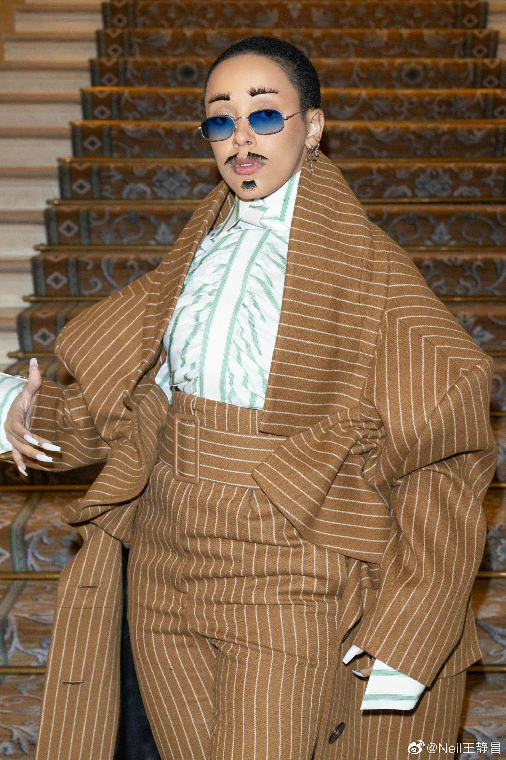 豆荚猫Doja Cat出席巴黎高定时装周后面这几套相比第一套就“朴素”