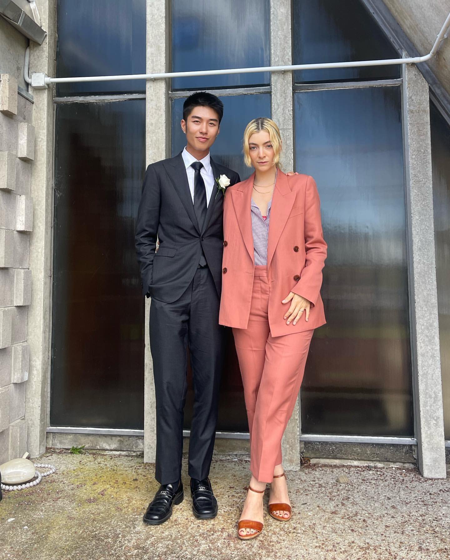 星动态｜Lorde 和她的好朋友 Albert Cho 一起去参加婚礼