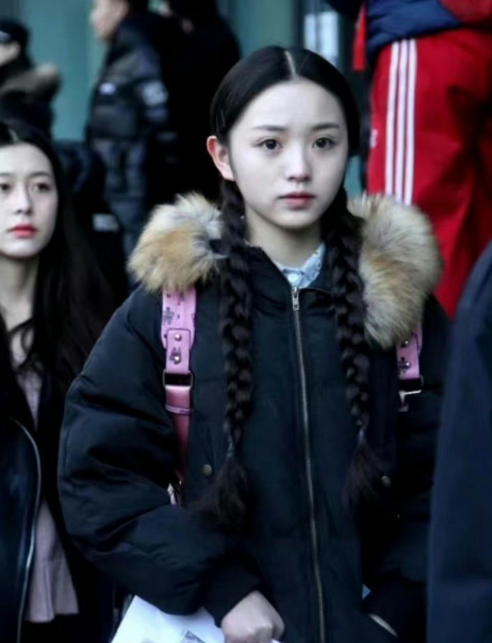 田曦薇高考旧照，双麻花辫造型，水嫩嫩的清纯小田|高考|艺考_新浪新闻