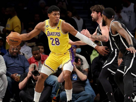 28号的意义是2号和8号的结合体？原来八村塁也是科比的粉丝啊|湖人队|科比|结合体_新浪新闻